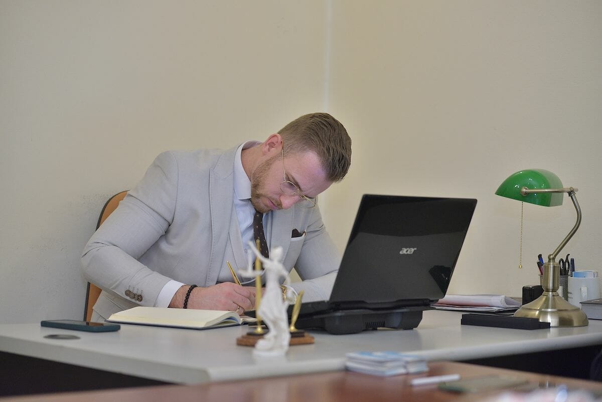 O meni - Advokatska kancelarija Radojević - Advokati Beograd